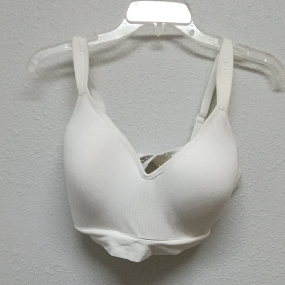 Bali | Intimates & Sleepwear | Bali Size 4d White Seamless Molded Cup ...